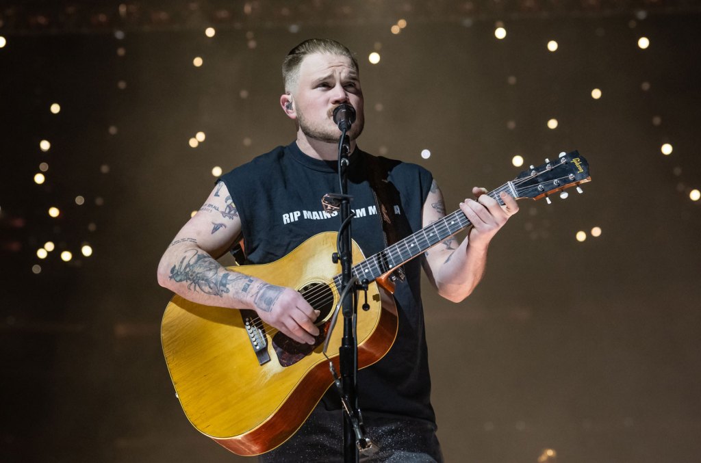 Zach Bryan se unió a la chica 'Hawk Tuah' para 'Revival' en el ...